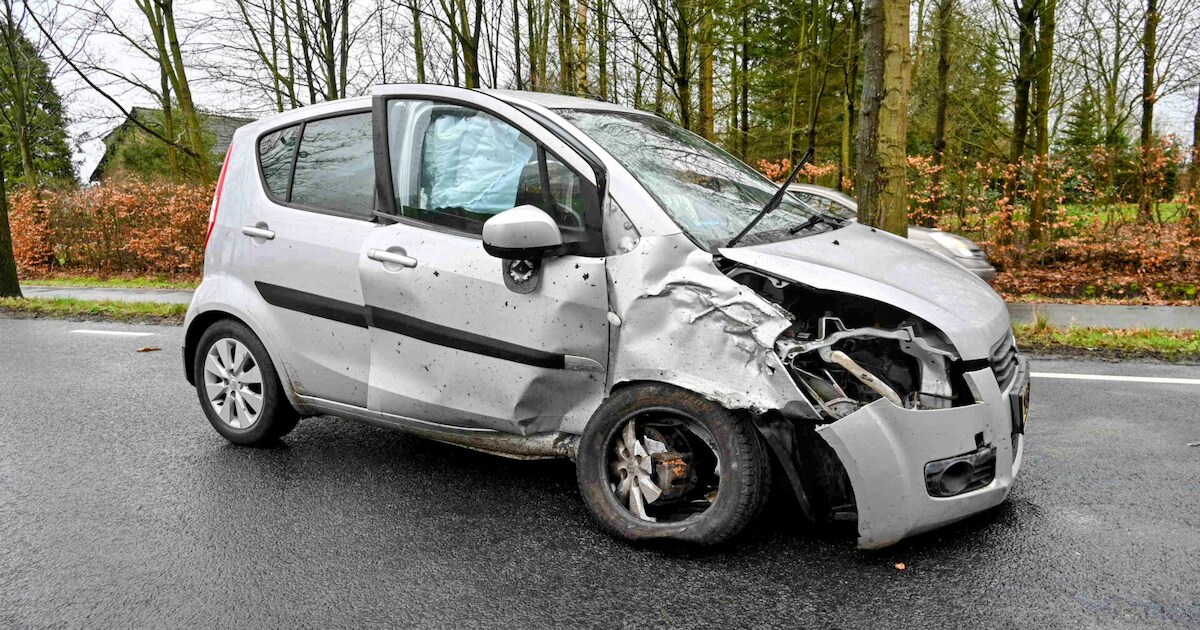 Auto botst tegen boom in Strijbeek, twee inzittenden gewond naar het ziekenhuis | 112 nieuws ...