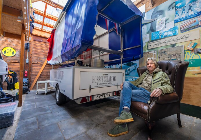 Na bezoekje van boa kreeg Robert (63) met zijn haringkar met vlaggetjes ...