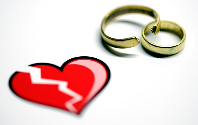 Eerst slaat hij zijn vrouw , daarna breekt hij met een waterpas de ...