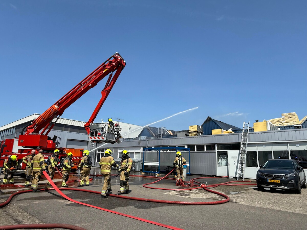 Fabriek van bakkerij Daelmans in Nieuwkuijk ontruimd vanwege brand ...