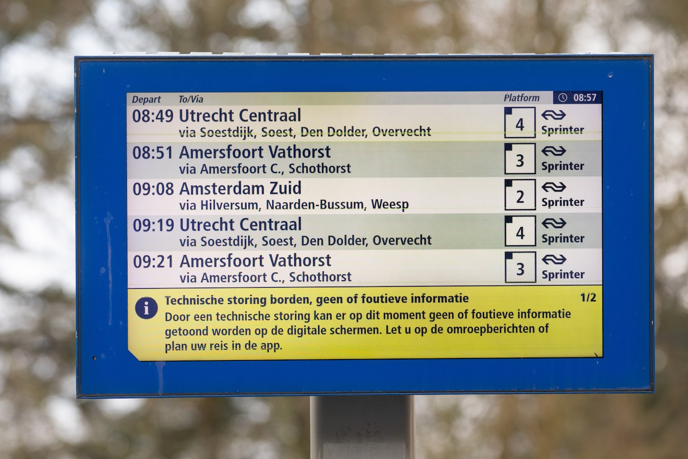 NS zet alle stationsborden standaard op ‘dark mode’: ‘Het bord sprong ...