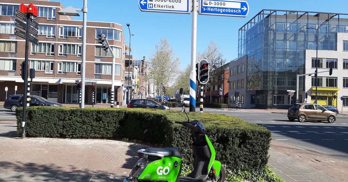 De groene GO Sharing scooters irriteren vooral als ze fout geparkeerd ...