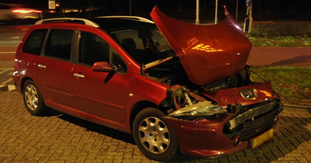 Flinke schade aan twee auto’s na botsing in Oss | Oss e.o. | bd.nl