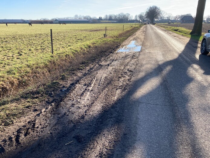 Boekelse bermen aan gort gereden door verkeer dat omreed. Wie gaat dat betalen? | Boekel | bd.nl