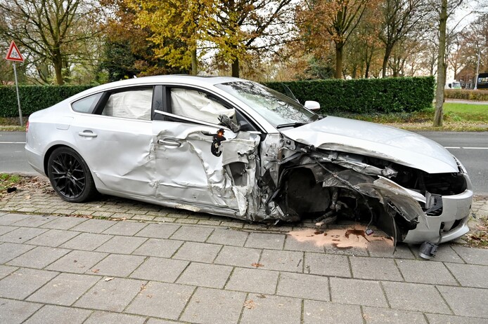 Auto verliest wiel bij botsing tegen boom in Helvoirt | 112 nieuws ...