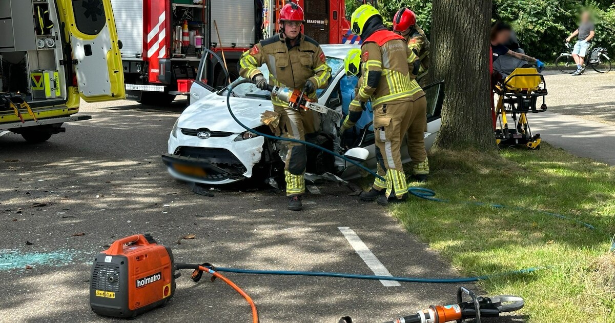 Vrouw uit auto bevrijd na botsing tegen boom in Esch, gewond naar ziekenhuis | 112 nieuws Boxtel ...