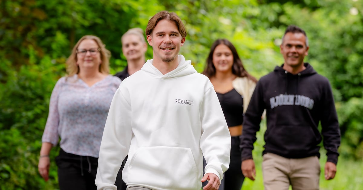 Lindo (18) ligt weken in coma na zwaar ongeluk, een jaar later lacht ...