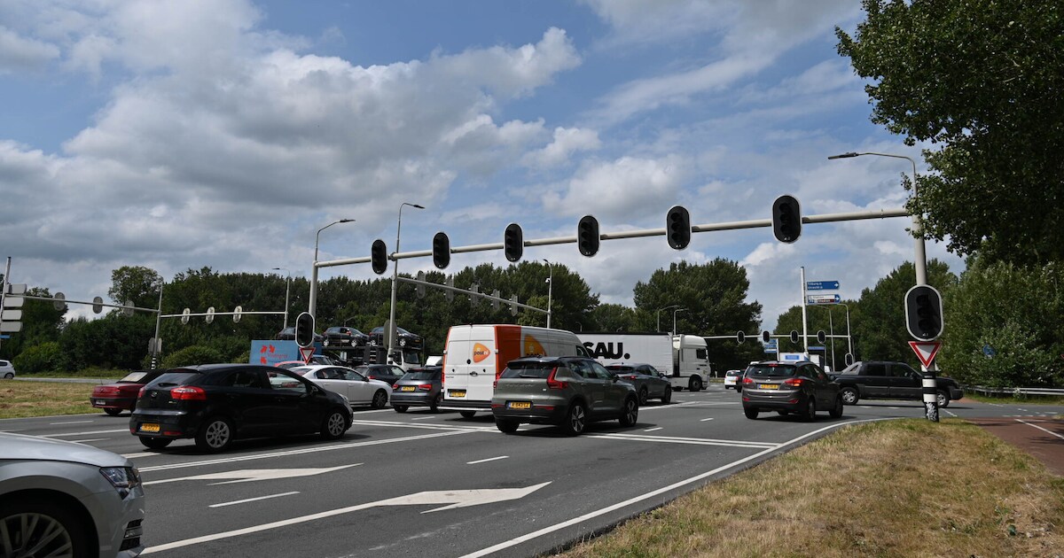 Verkeerslichten vallen uit bij grote kruising Backer & Ruebweg in Breda | Breda | bd.nl