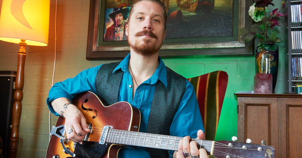 Robin Borneman uit Oss verrast winkelend publiek met een intiem concert ...