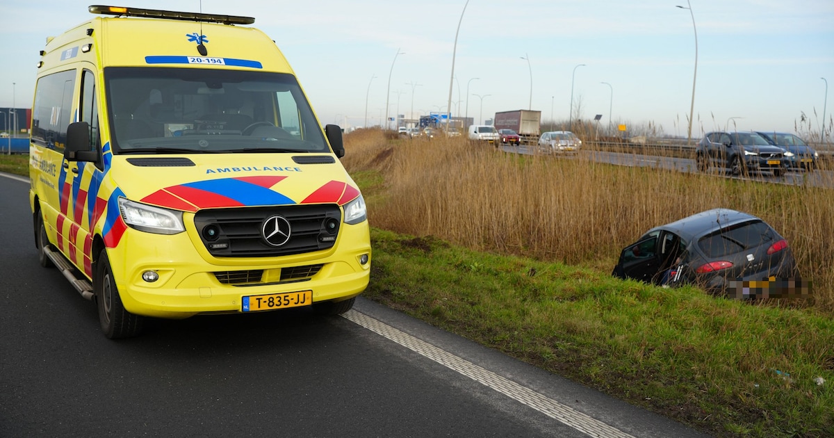 Auto raakt van de weg, gaat over de kop en belandt in berm bij N261 ...