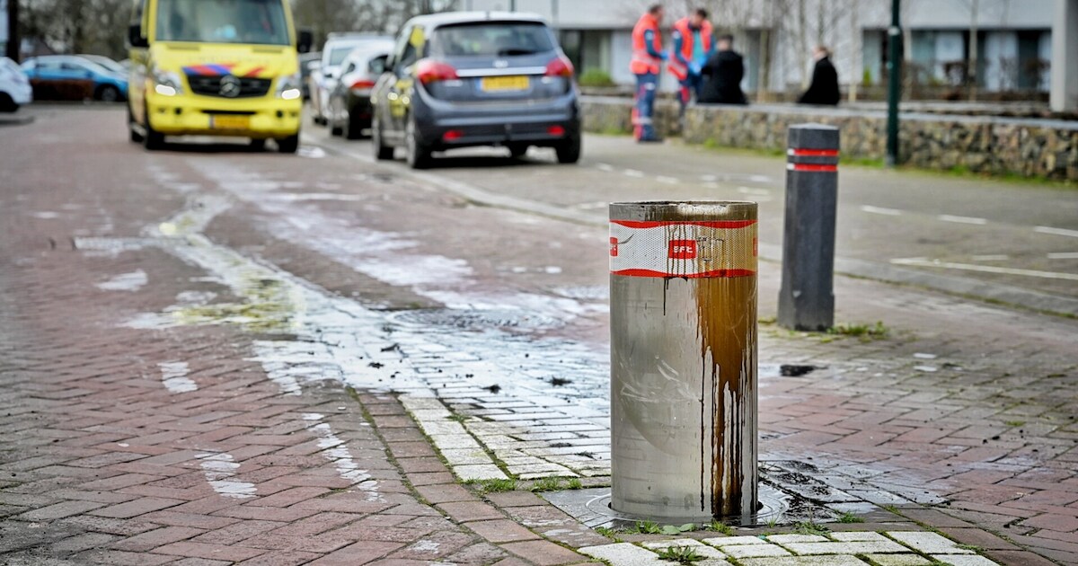 Automobilist wordt opgetild als paaltje uit de grond schiet in ...
