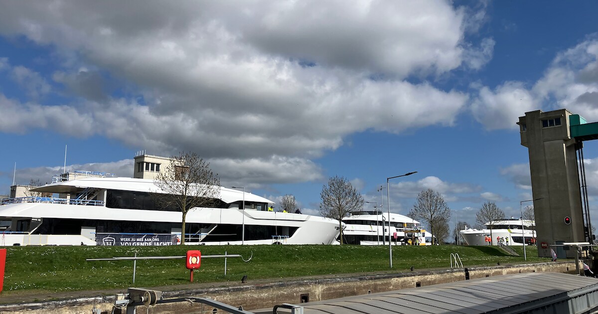 Sluis bij Lith is buiten gebruik, maar voor drie luxe jachten is deze ...