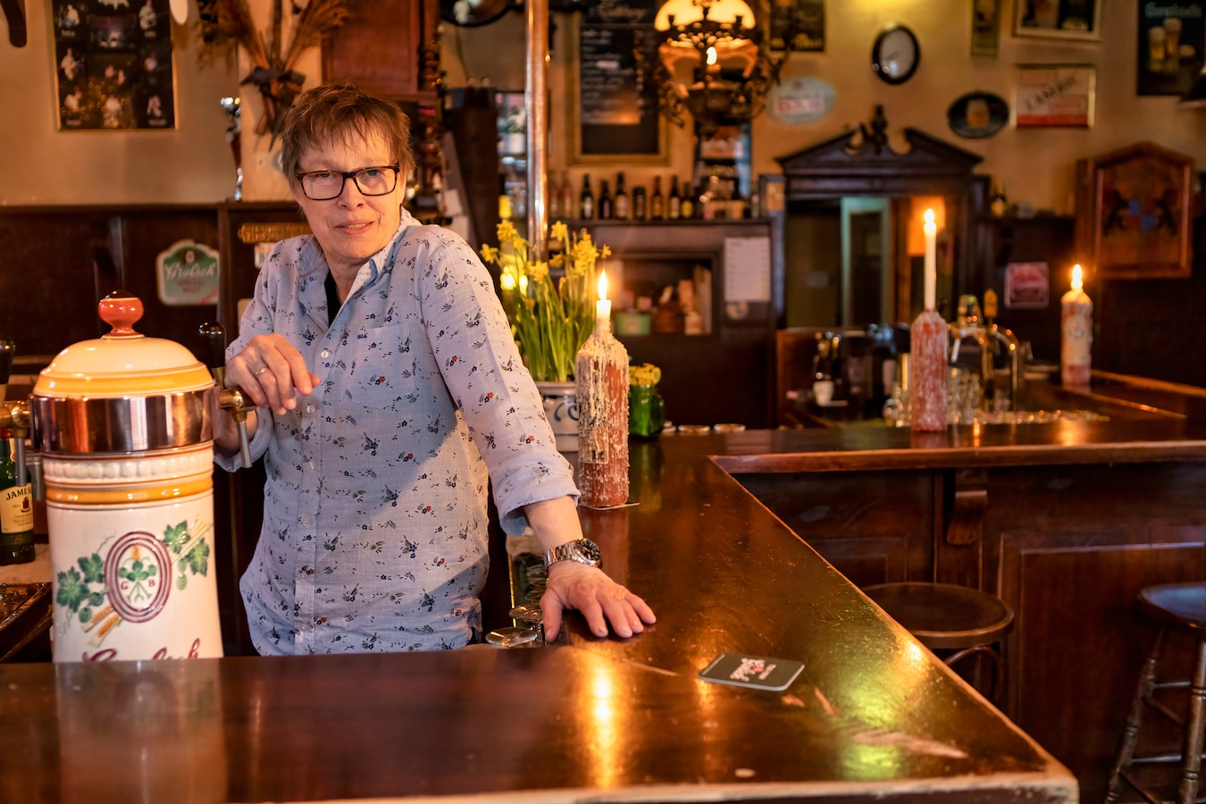 Alphen treurt om Brenda (1963-2025), hart van het café dat als de ...