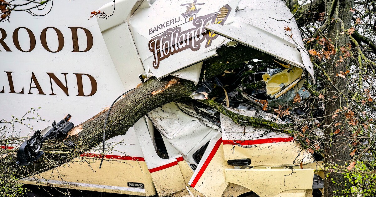 Vrachtwagen in greppel naast A58 bij Oirschot: cabine van chauffeur ...