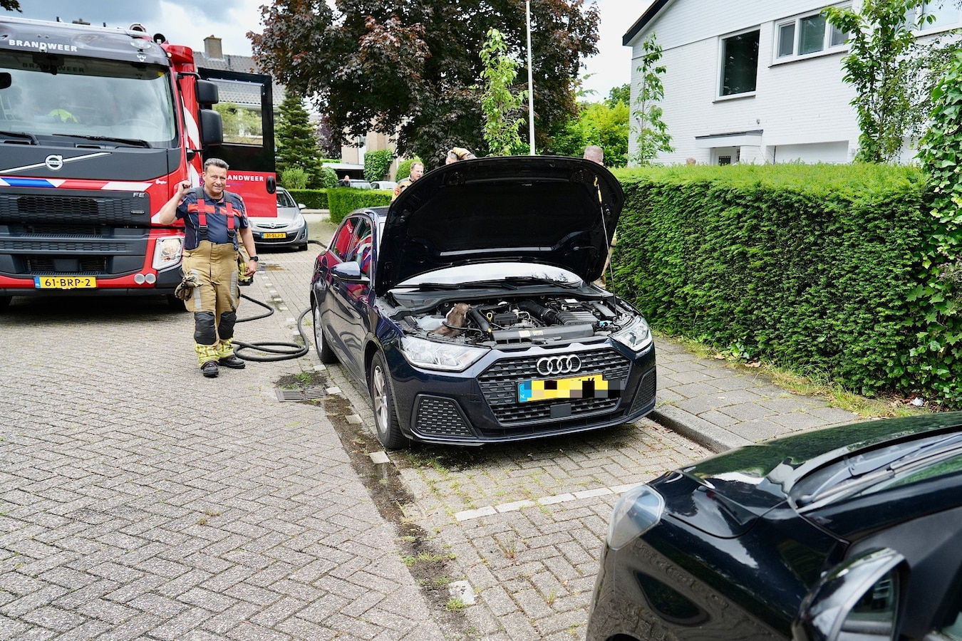 Brandweer denkt kat uit auto te jagen in Oosterhout, maar dan kruipt er ...