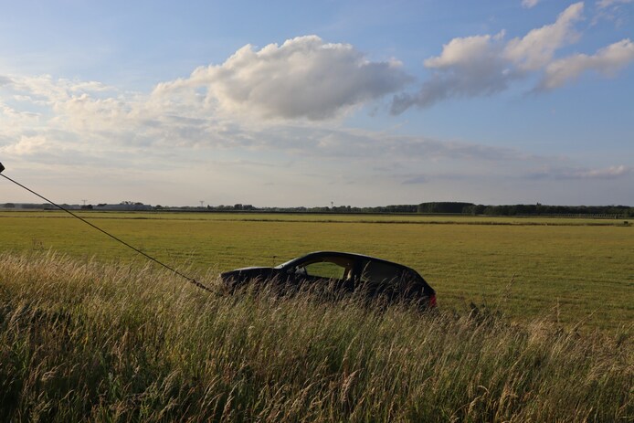 Automobilist verliest macht over het stuur: auto belandt in sloot bij Drunen | Heusden | bd.nl