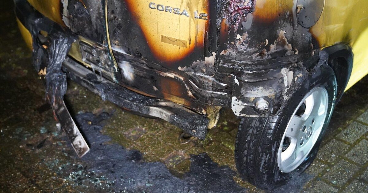 Auto gaat in vlammen op in Rosmalen, brandstichting niet uitgesloten | 112 nieuws Den Bosch | bd.nl