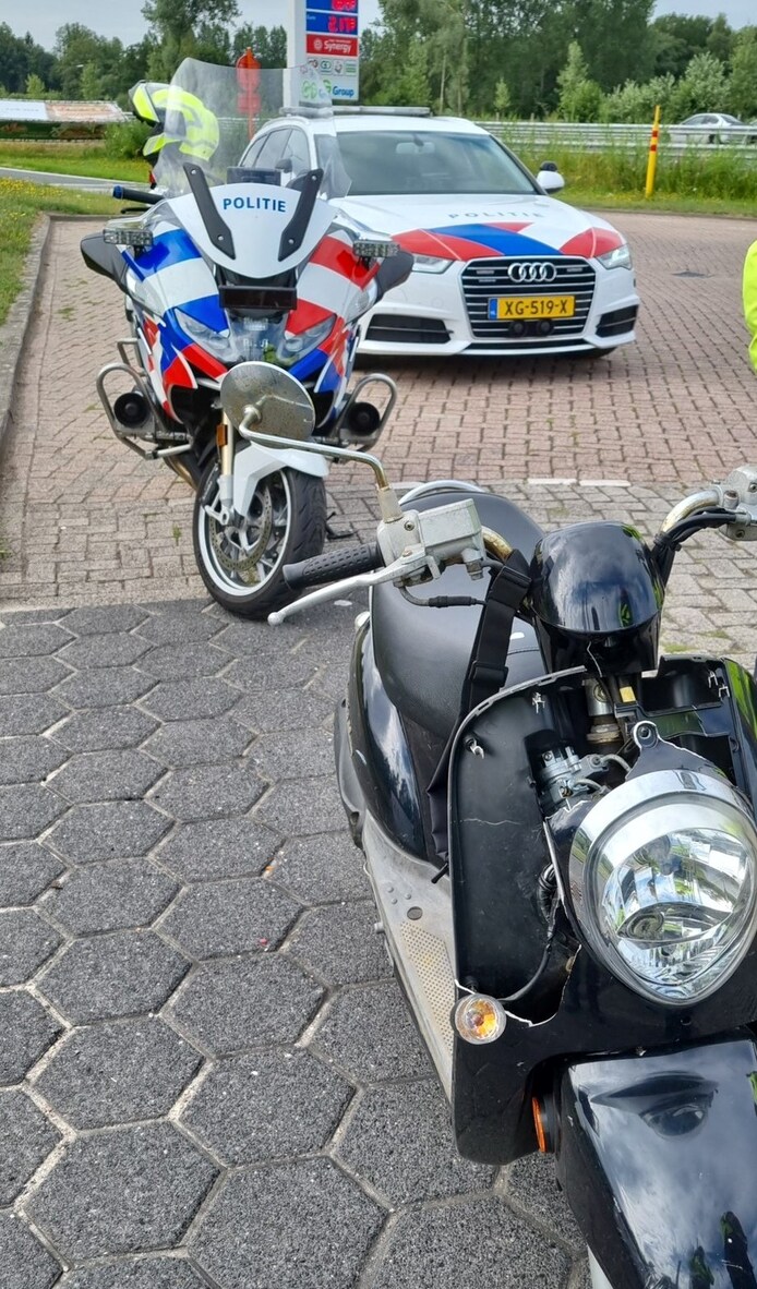 Spookrijder (19) op scooter van A2 bij Boxtel gehaald, reed onder invloed | Boxtel | bd.nl