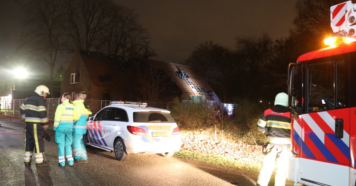 Verbannen Arie den Dekker klimt op dak van afgebrande boerderij in Oss ...