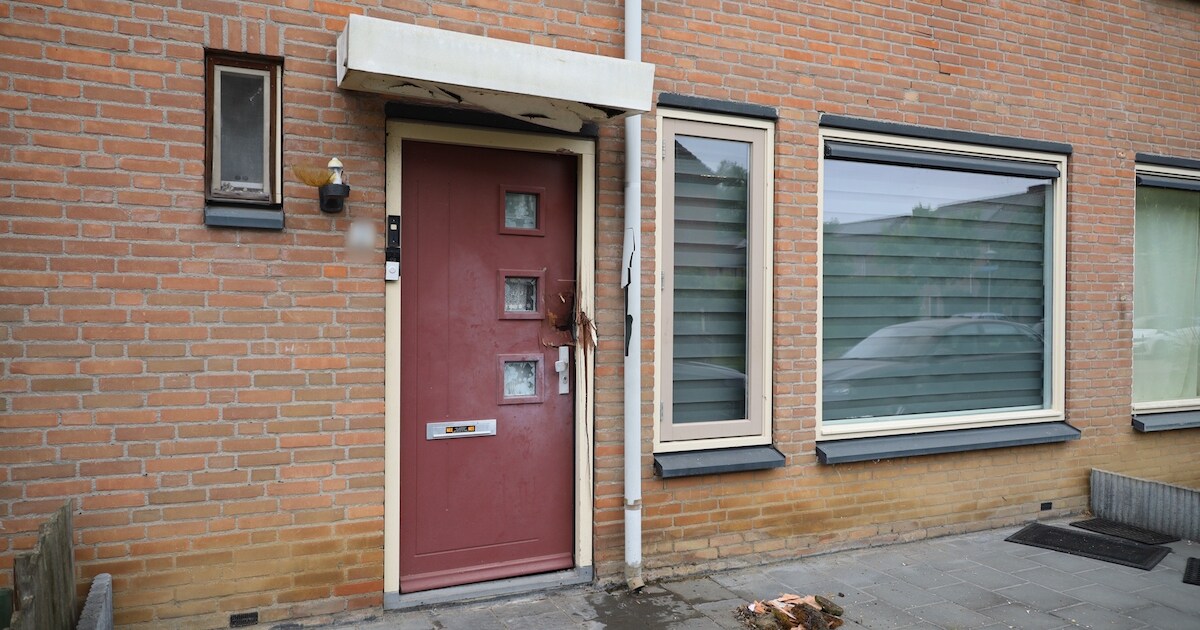 Explosief gaat af bij woning in Ravenstein, voordeur vernield | Oss | BD.nl