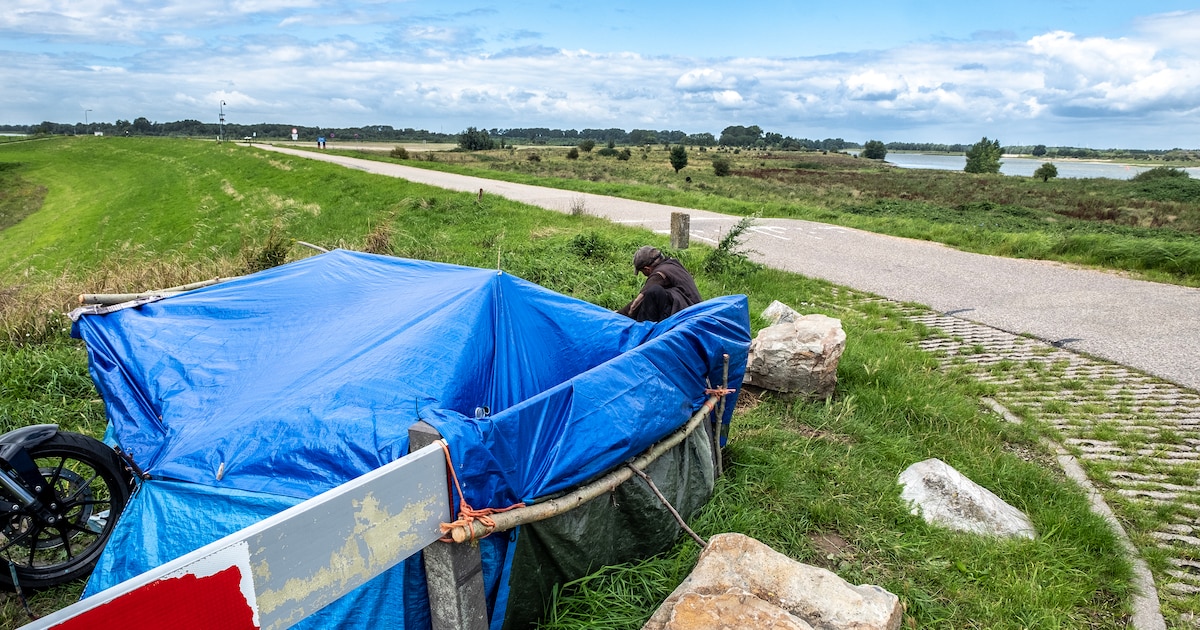 Dakloze Ralph (60) bivakkeert aan Rijndijk, buurt wil dat hij vertrekt ...