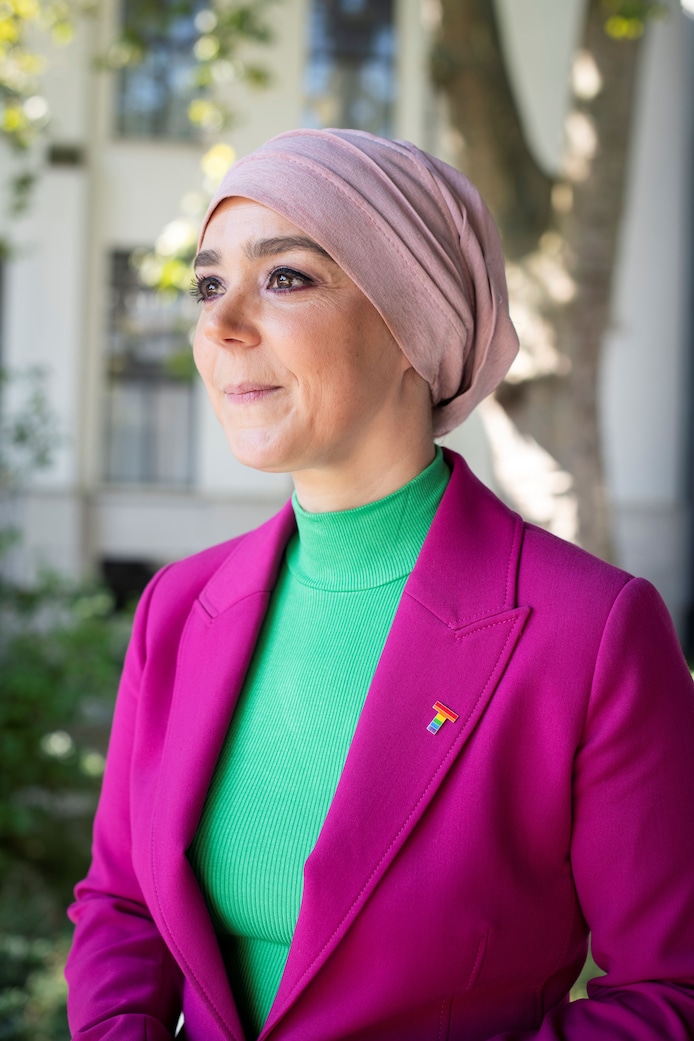 Oud-wethouder van Tilburg Esma Lahlah signeert haar nieuwste boek bij Gianotten Mutsaers ...