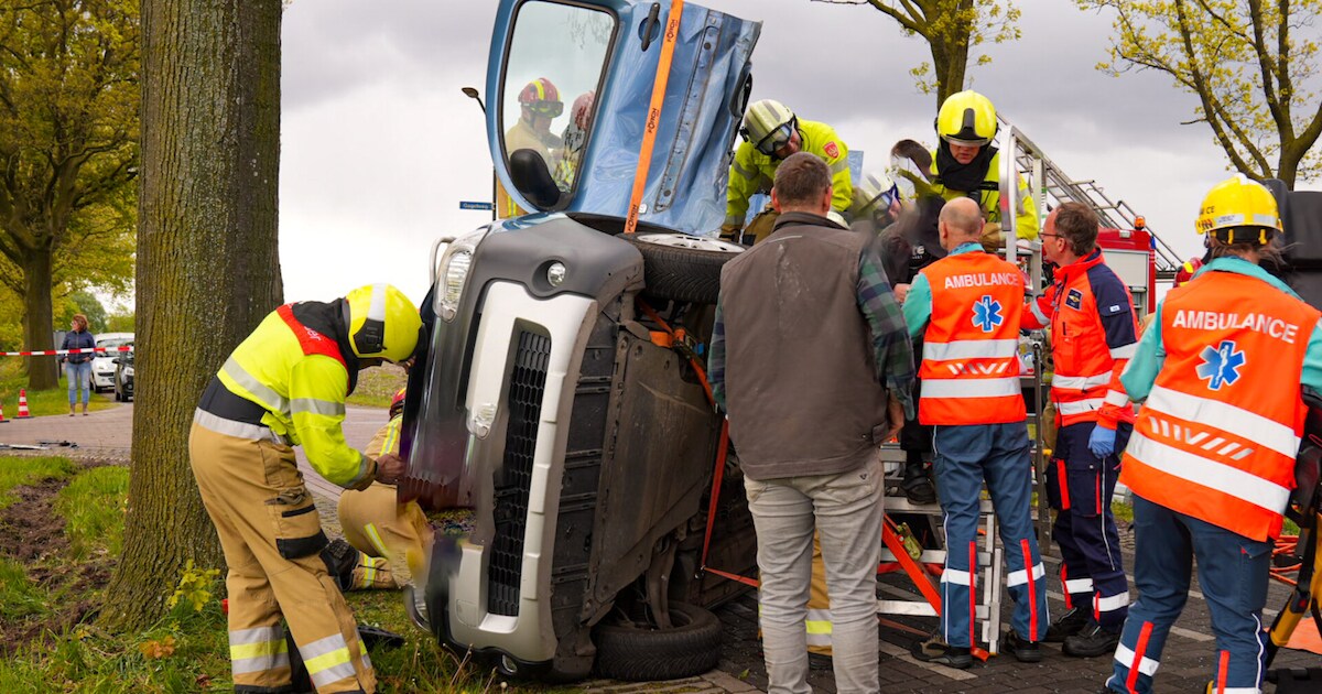 Busje belandt op zijn kant bij ongeluk: brandweer bevrijdt inzittenden ...