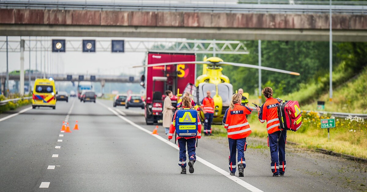 Persoon die op vluchtstrook stond zwaargewond na aanrijding met auto ...
