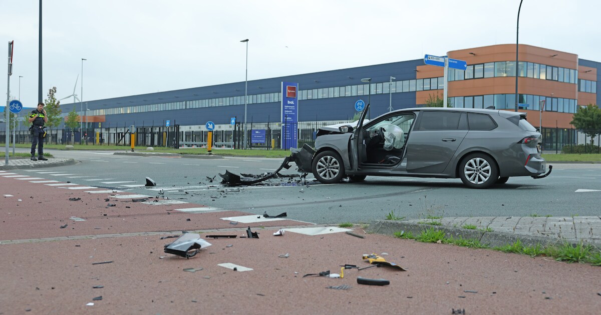 Brokstukken op het asfalt na opnieuw harde botsing op berucht kruispunt in Waalwijk | 112 nieuws ...