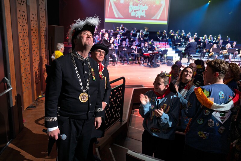 Laatste ‘Grand Gala’ voor Peer: Oeteldonk bedankt hem met ovaties en ...
