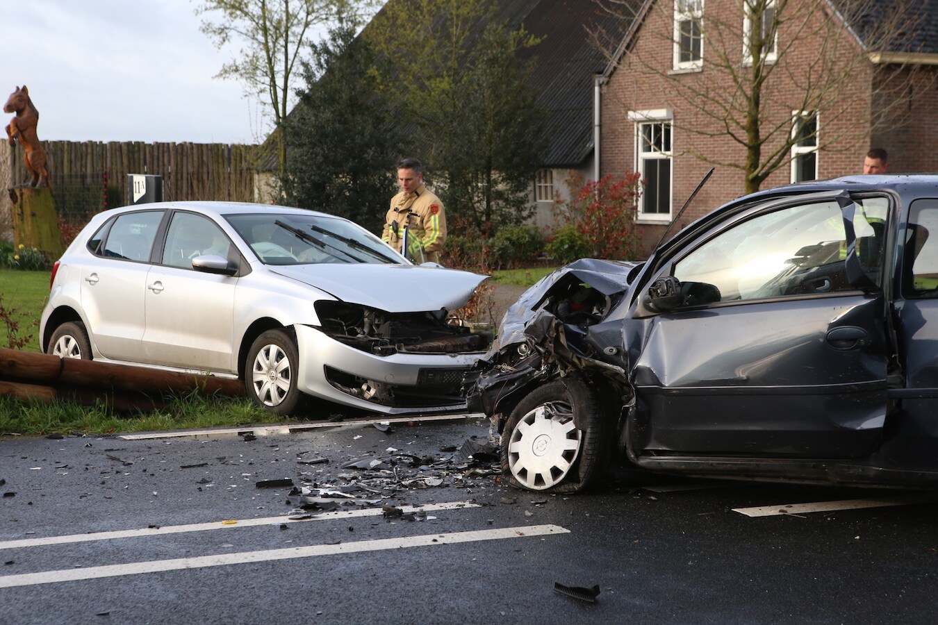 Man (24) ernstig gewond bij ongeluk met drie auto's tussen Diessen en ...