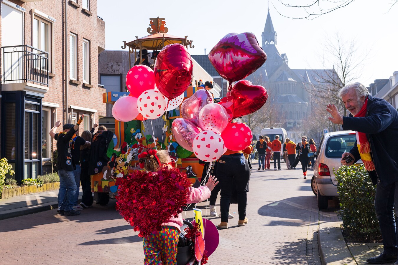 Kees (90) geniet van kort maar krachtige optocht in Dommelbaorzedurp ...