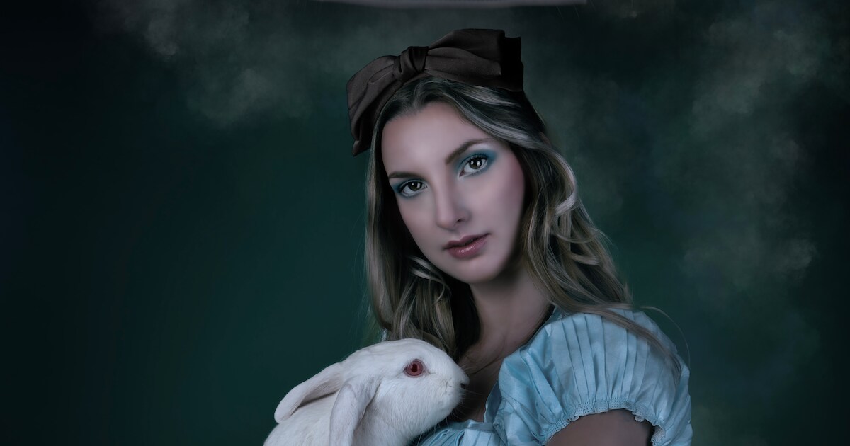 Alice in Wonderland? Nee, Alice in een zelfgemaakte jurk van mondkapjes ...