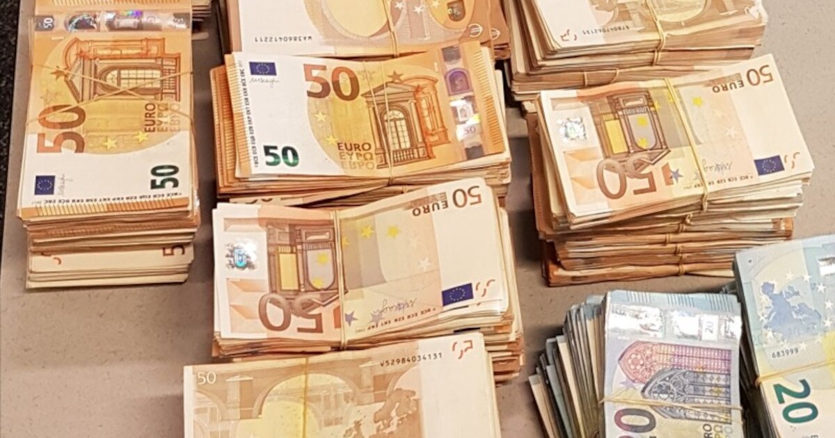 Politie vindt half miljoen euro in vakantiehuisje, man zegt dat hij het ...