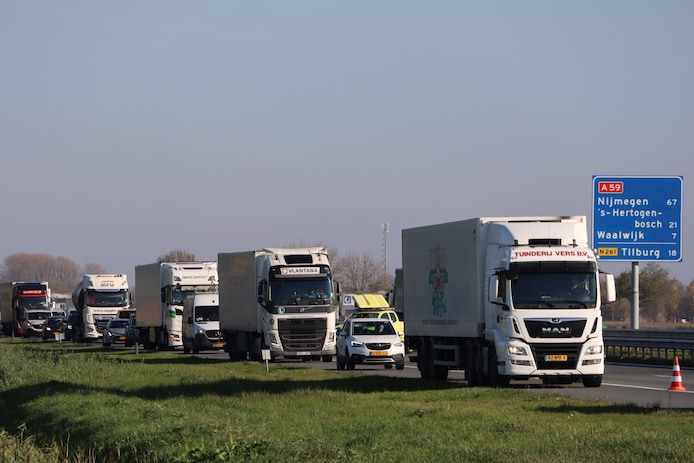 Auto’s botsen op A59 bij Waspik: grote schade en file richting knooppunt Hooipolder | Waalwijk ...
