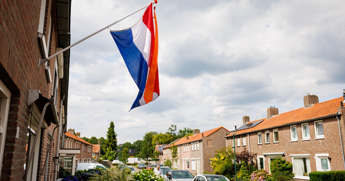 In de ‘meest oranje straat van Nederland’ wappert nu nog maar één vlag ...