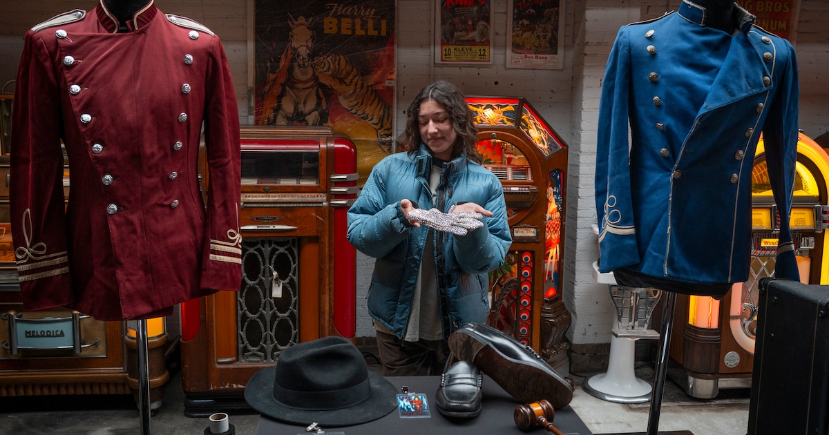 Dave bood zich gek op Michael Jacksons glitterhandschoen: 48.192 euro ...