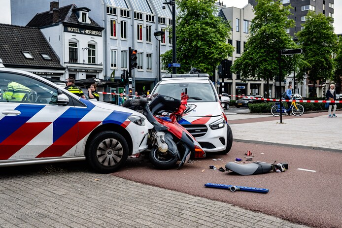Scooterrijder klemgereden door politie na achtervolging in Tilburgs ...