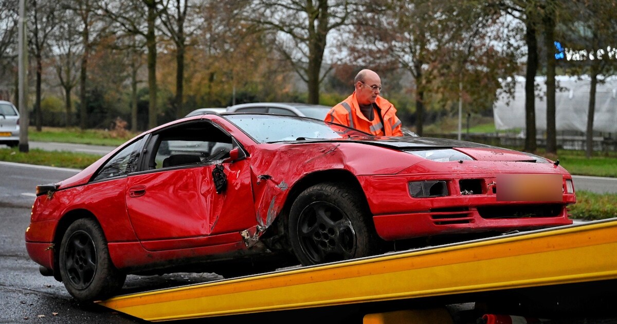 Sportwagen en auto zwaar beschadigd na botsing in Tilburg: een voertuig ...