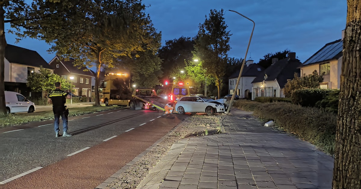 Auto botst op lantaarnpaal in Boxtel | Regio | BD.nl