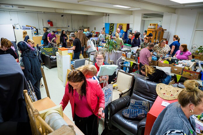 Gekkenhuis bij uitverkoop in loods: tv’s, koelkasten en kleden voor 1 ...