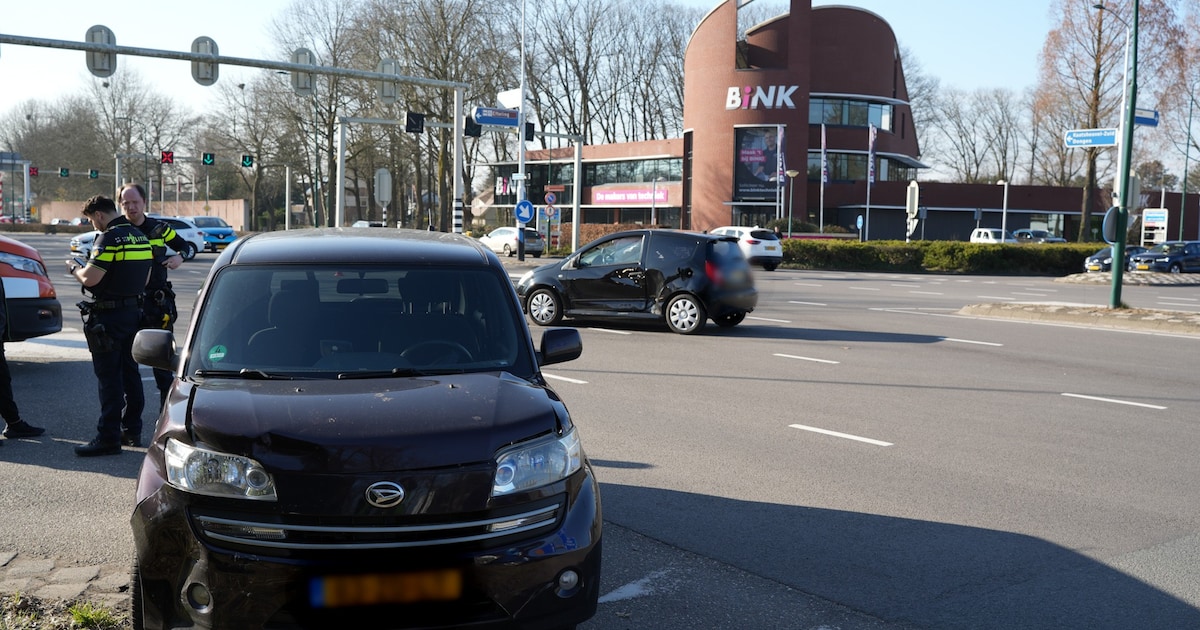 Auto’s botsen op druk kruispunt bij de Efteling, politie troost meisje met knuffelbeer | Loon op ...
