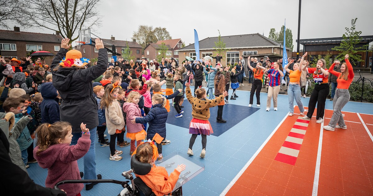 Buitensportveld Hofplein na facelift heropend: hoe vanuit iets slechts ...
